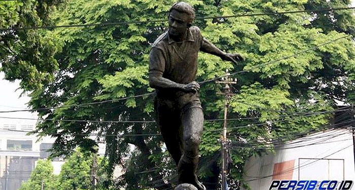 Asal Usul Patung Persib: Ateng Wahyudi, 'Saweran' Djarum dan Ritual ...